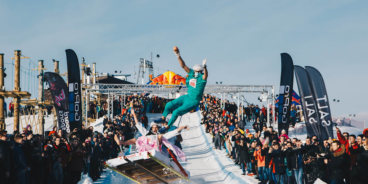 10 najlepších kostýmov histórie Red Bull Jump & Freeze