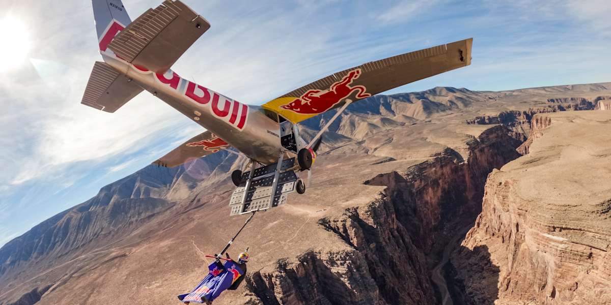 Incredible manoeuvre! Skydiver pulled from canyon by plane