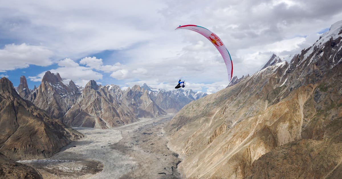 Flying Between Giants: Llorens, De Dorlodot paragliding