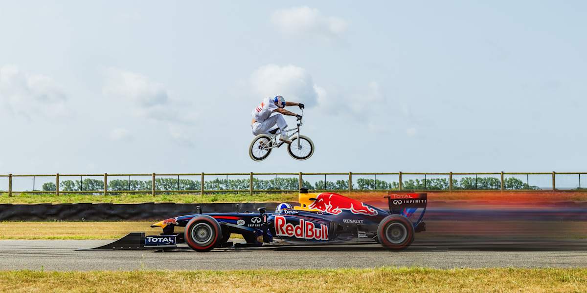 Kriss Kyle Video: BMX-Profi springt über fahrendes F1-Auto