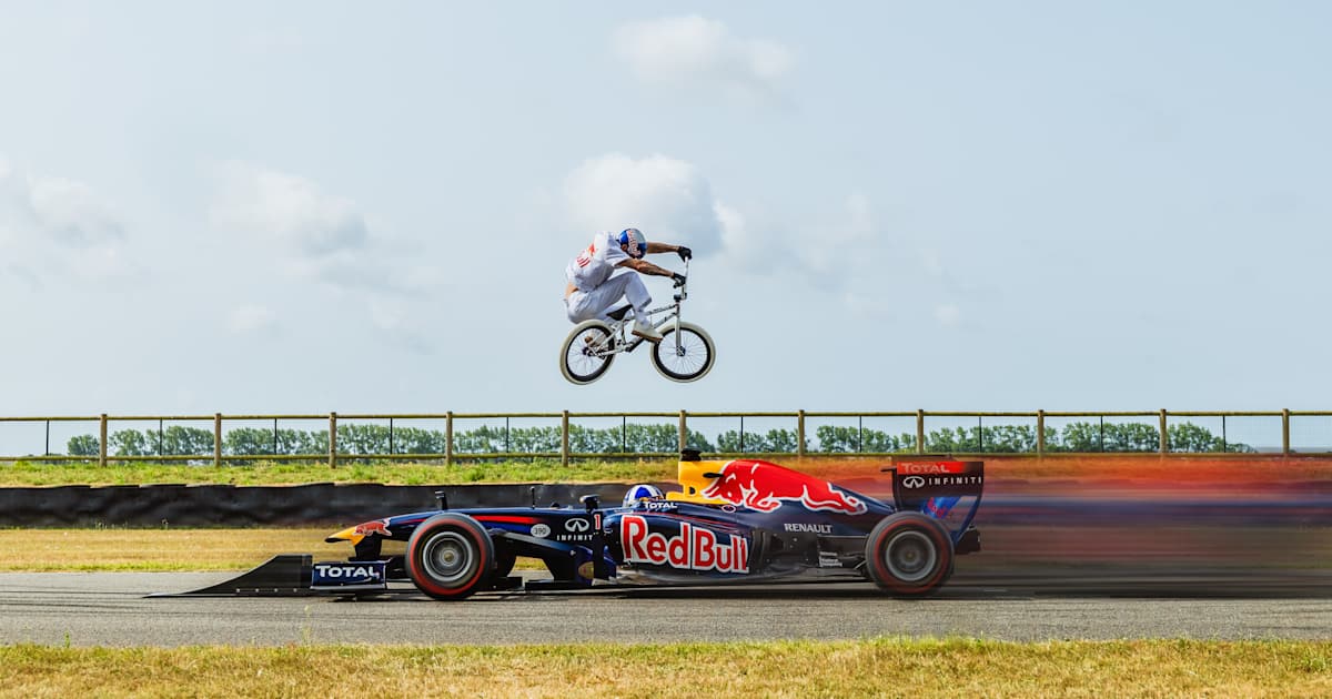 Kriss Kyle Video: BMX-Profi springt über fahrendes F1-Auto