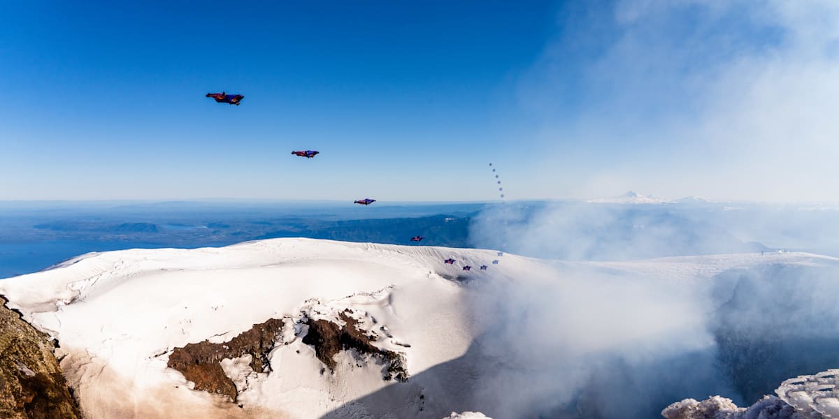 Wingsuit: Sebastián Álvarez vuela dentro de un volcán