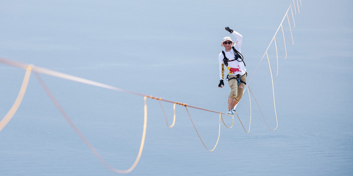 Slackline: Jaan Roose cruza el estrecho de Mesana