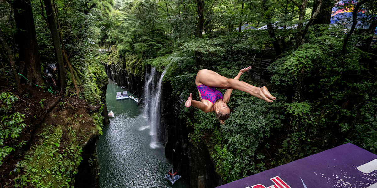 Cliff Diving in den heiligen Gokase-Fluss in Takachiho