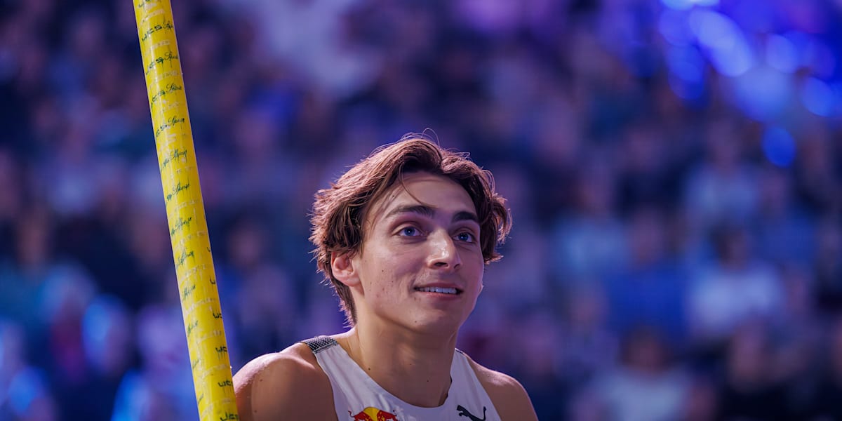 Armand Duplantis: Pole vaulter wins indoor world title