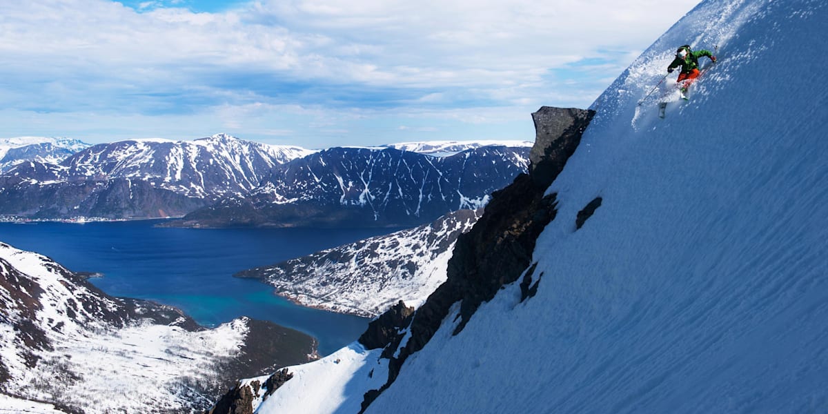 Turnerer norske fjell fra seilbåten