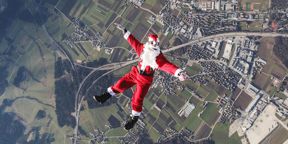 Der Weihnachtsmann beim Skydiven Red Bull