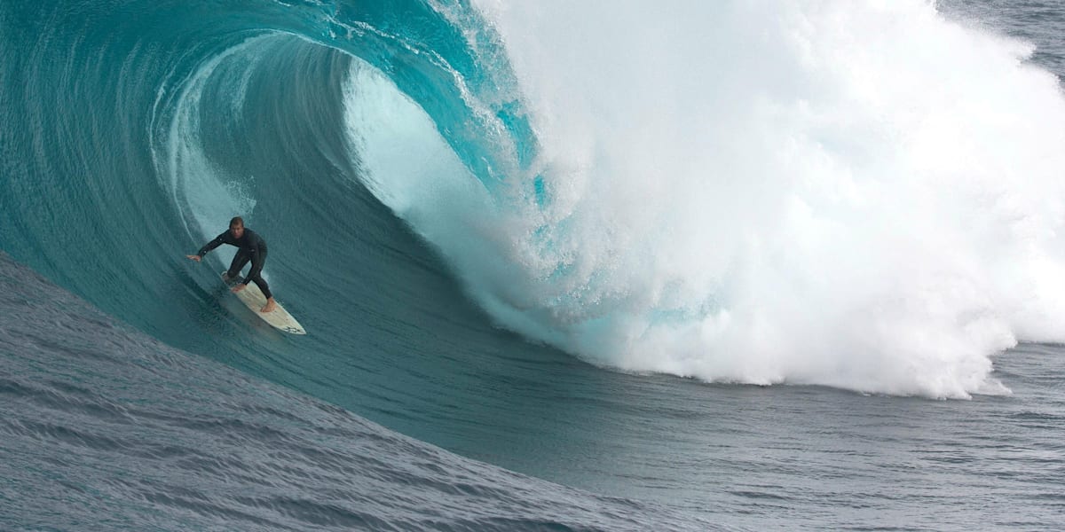 Surfing Sessions: Mega swell lights up The Right, video