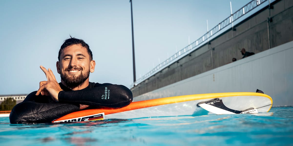 Surfer Leon Glatzer im O2 SURFTOWN MUC: Pros, Infos & Kosten