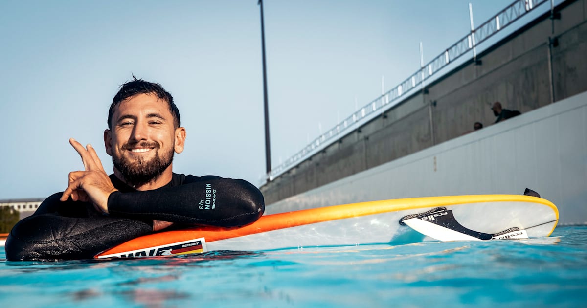 Surfer Leon Glatzer im O2 SURFTOWN MUC: Pros, Infos & Kosten
