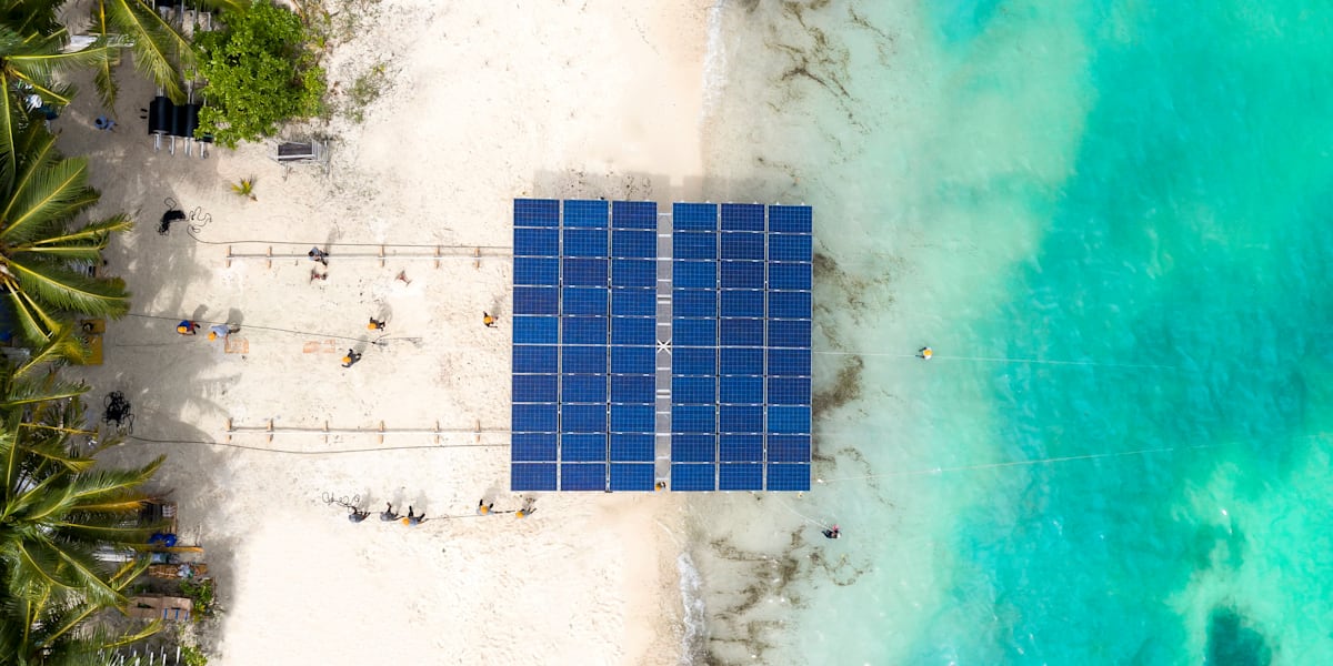 Installations solaires flottantes au large des Maldives