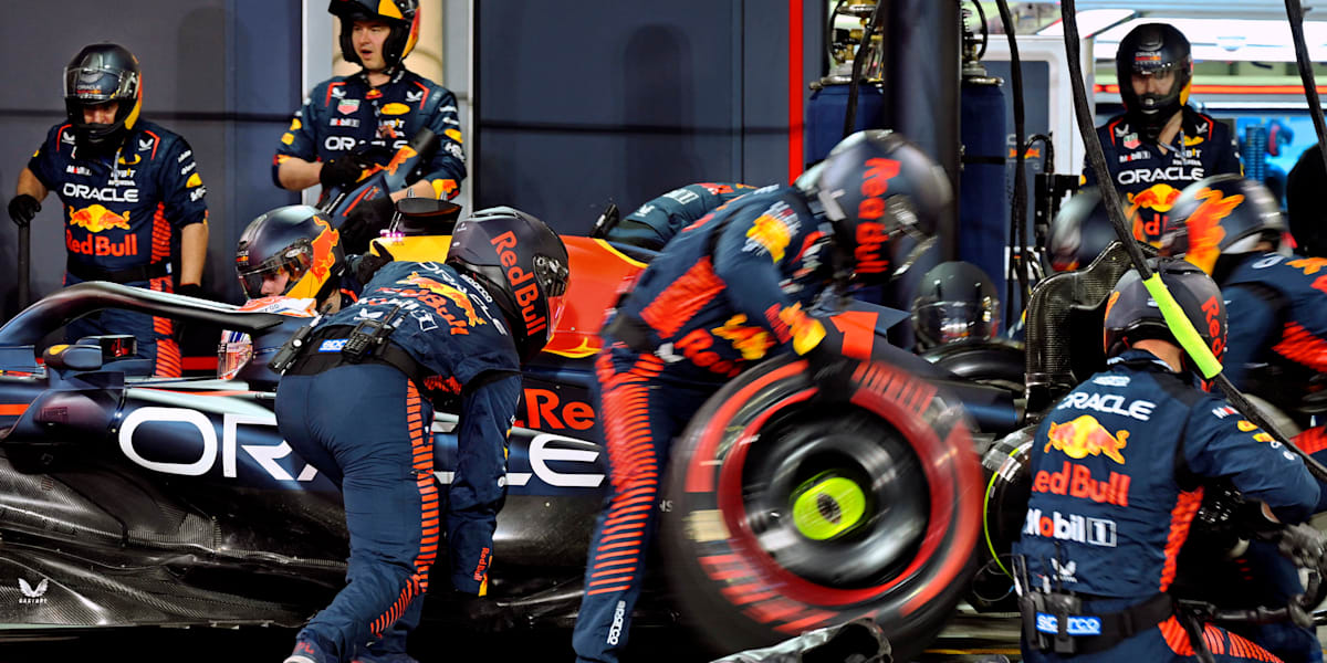 Oracle Red Bull Racing F1 Garage Team and Mechanics