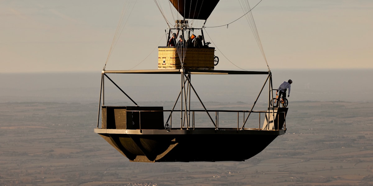 Kriss Kyle ride en BMX dans les airs : il raconte