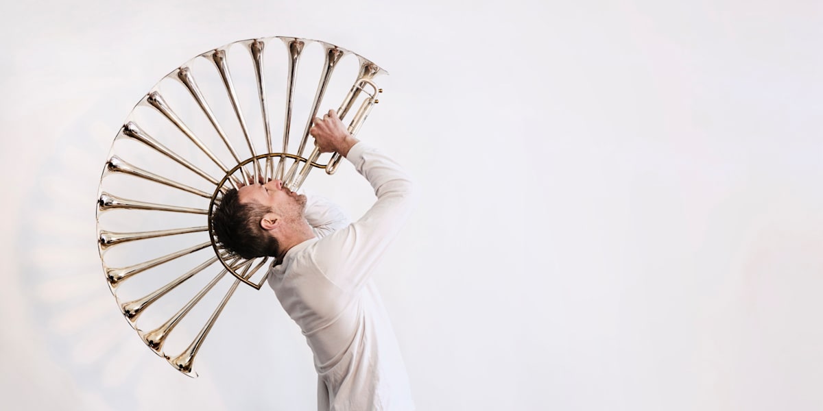 Künstler Constantin Luser: Riesenfiguren & Dino-Sounds