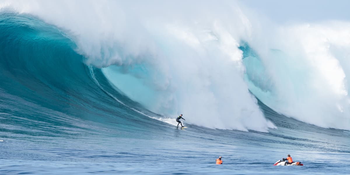 Lucas Chumbo encara uma onda gigante no meio do oceano