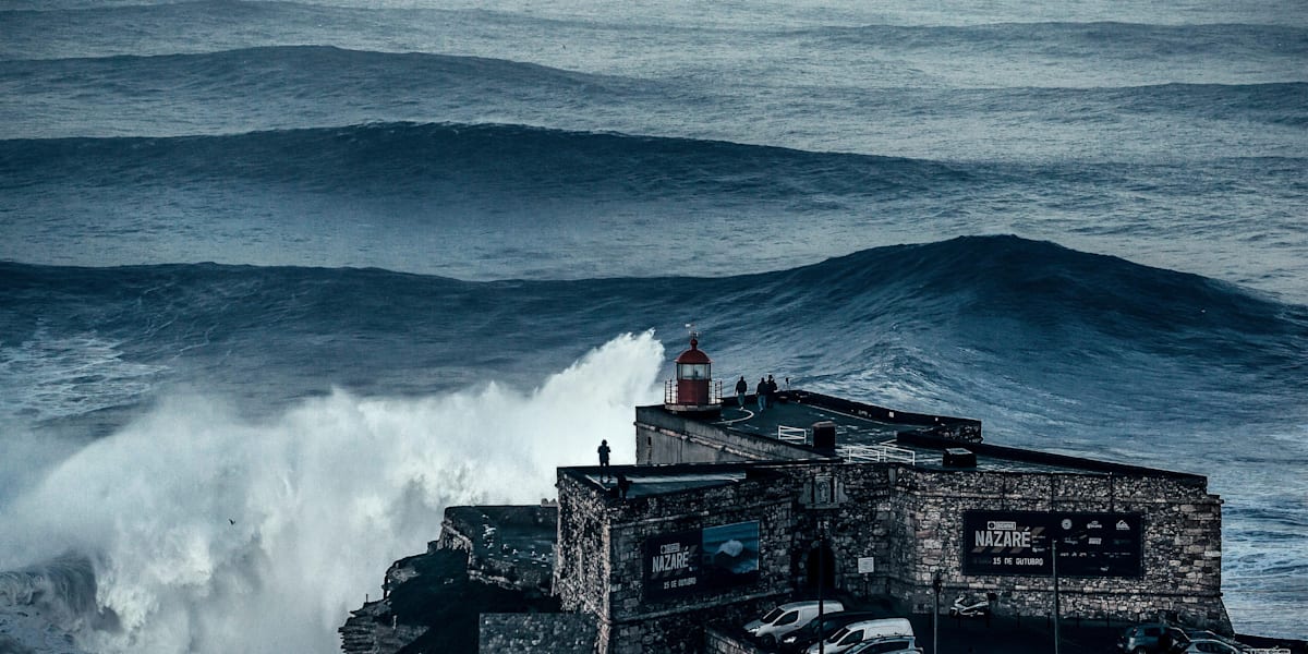 Sebastian Steudtner surfea las olas grandes de Nazaré