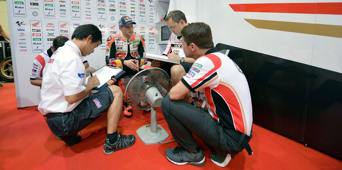 Dentro de un box de MotoGP con LCR Honda