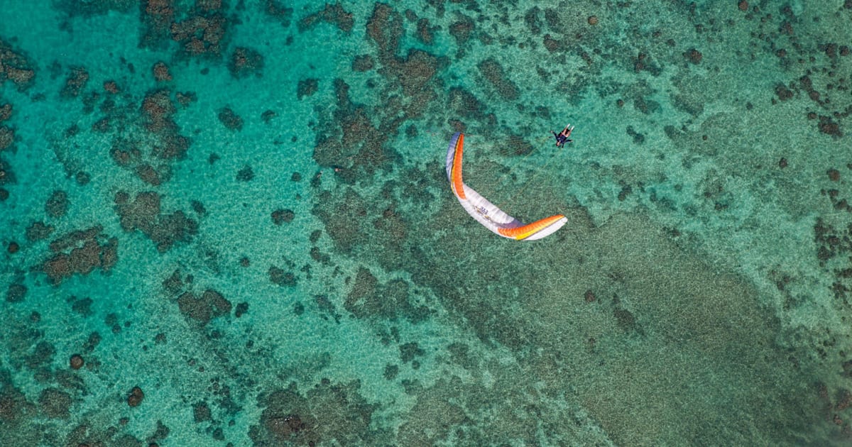 Photos: paragliding paradise in Hawaii
