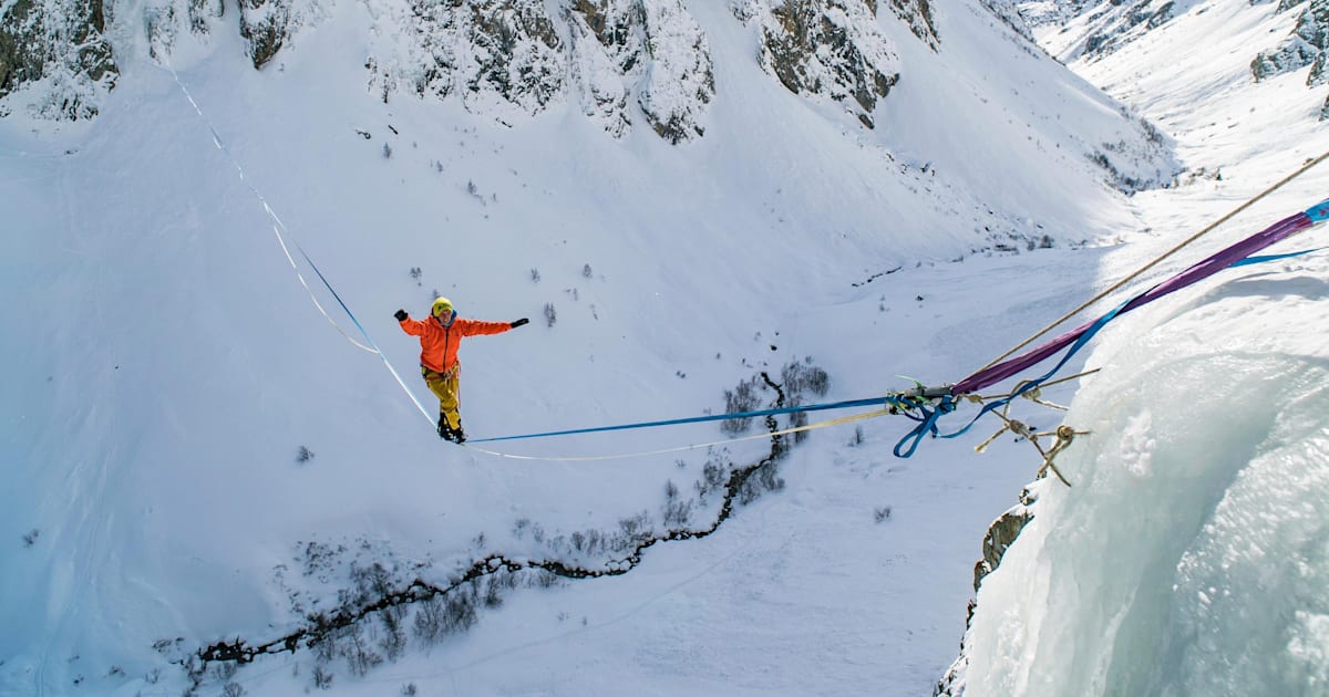 Slackline: Walk between two icefalls +video+ | Red Bull
