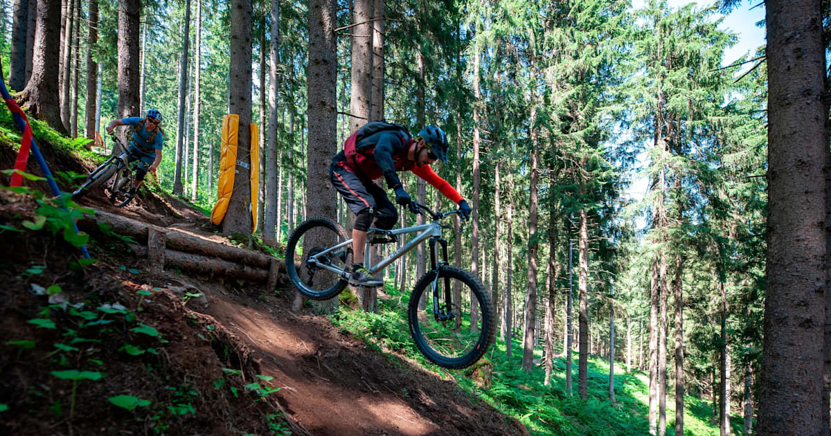 BikePark Innsbruck: Tom Öhler rides Straight One trail