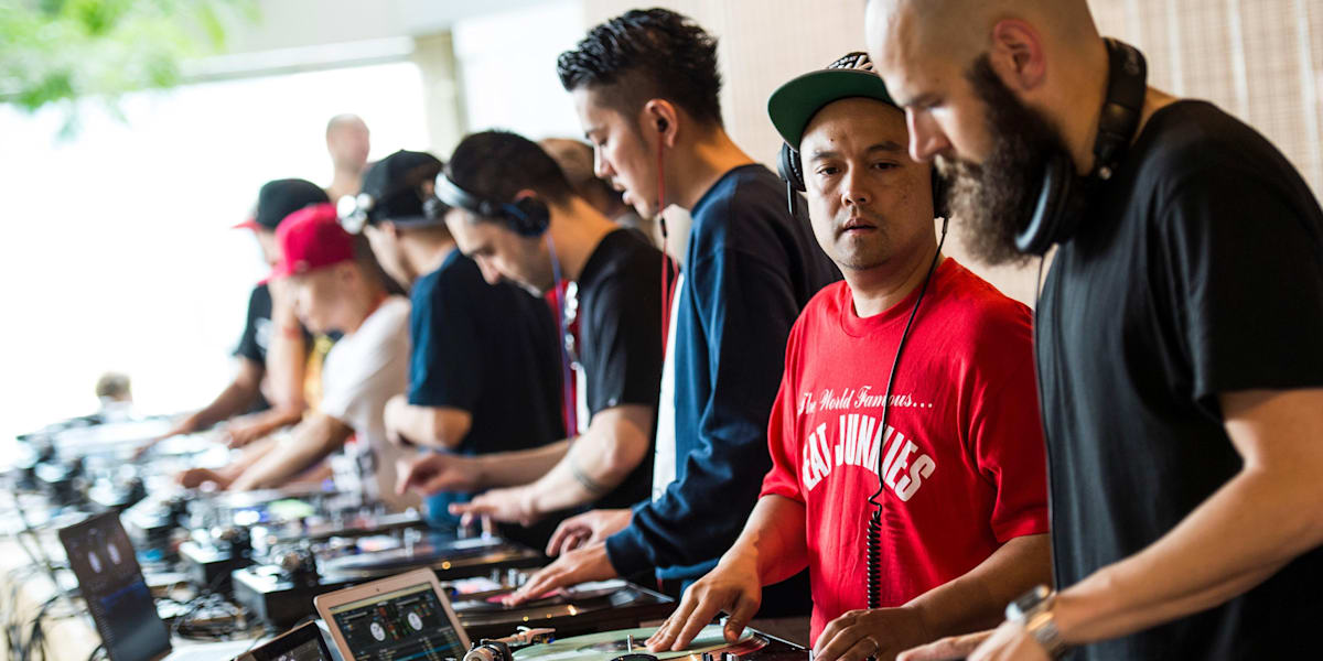 40 DJs Scratch Circle!