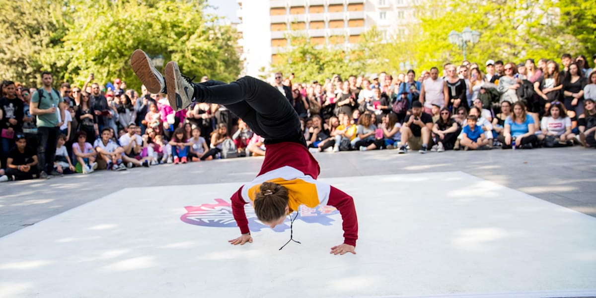 Streetdance terms: B-Boy και B-Girl vs breakdancer