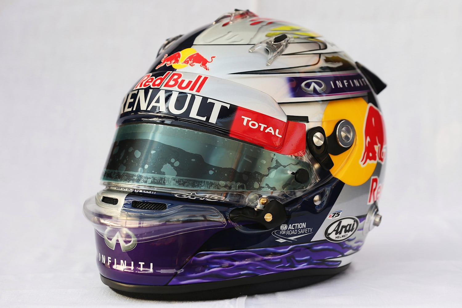 Vettel wearing fan-designed helmet in Abu Dhabi