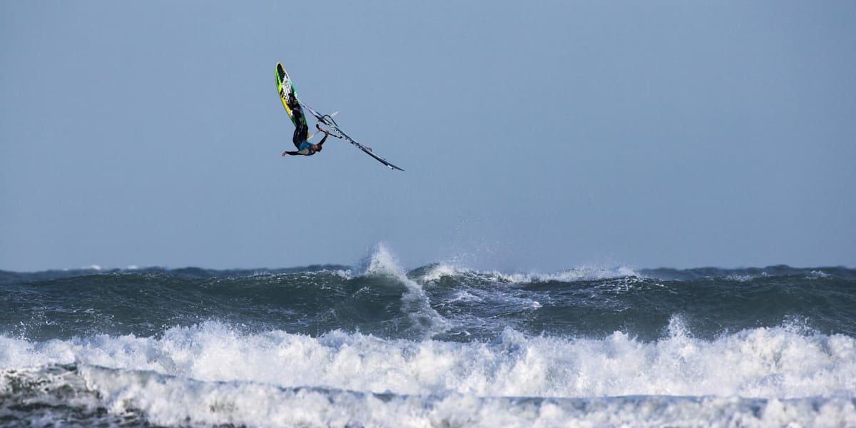 Vidéo : 10 gros tricks de windsurf en pleine tempête