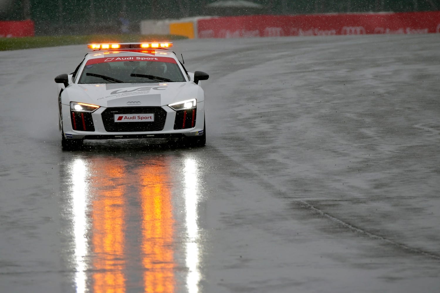Safety car slide at Le Mans 24 Hours 2016 video – Red B