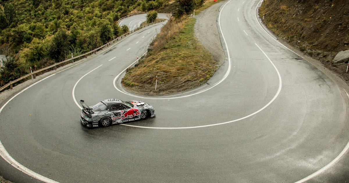 Mad Mike Whiddett drifting the Crown Range ++video++