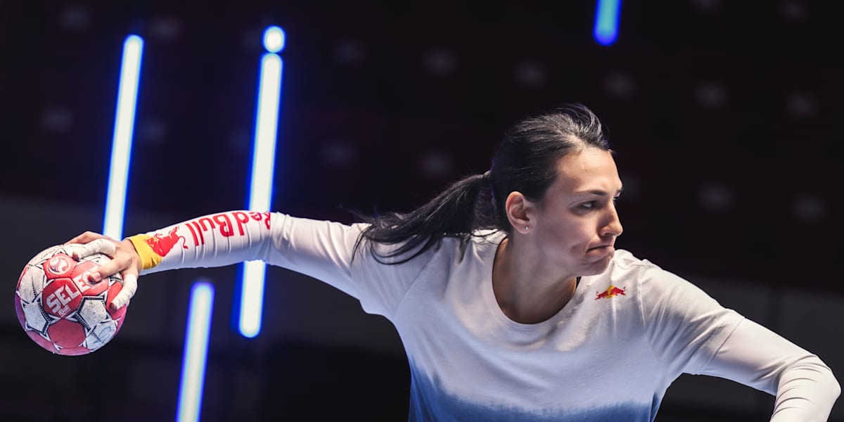 Christina Neagu: throwing the ball sequence