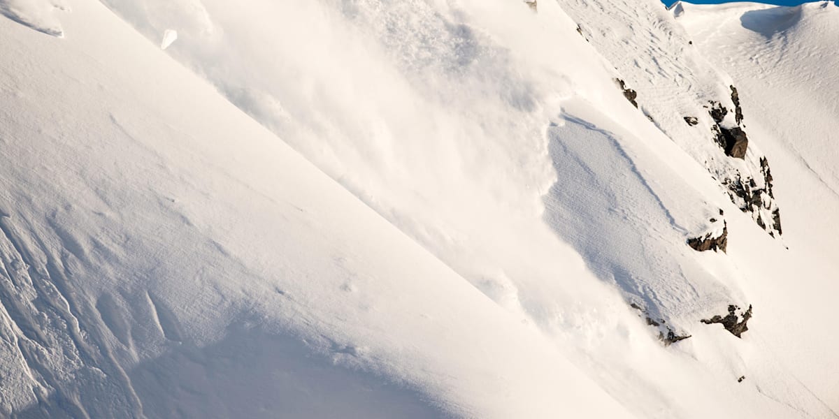 Check hoe Travis Rice levend uit een lawine komt