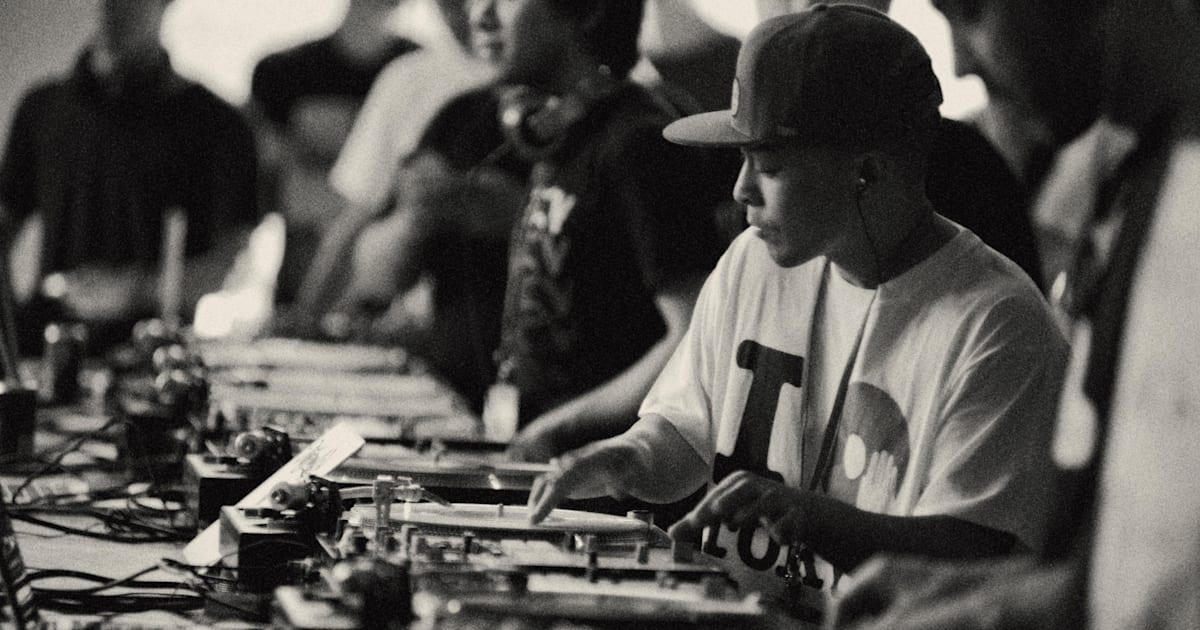 Watch 40 scratch DJs perform at the same time