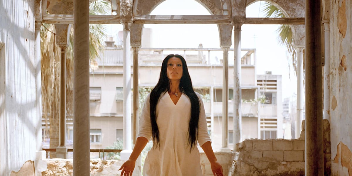 Sevdaliza geeft exclusieve art performance tijdens ADE