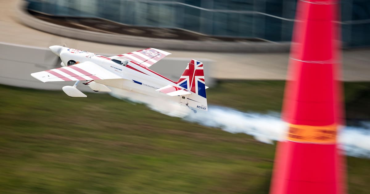 How do you fly a Red Bull Air Race plane? +++Video+++