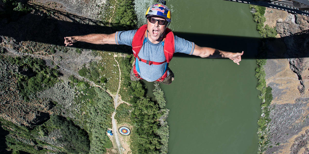 how does base jumping work