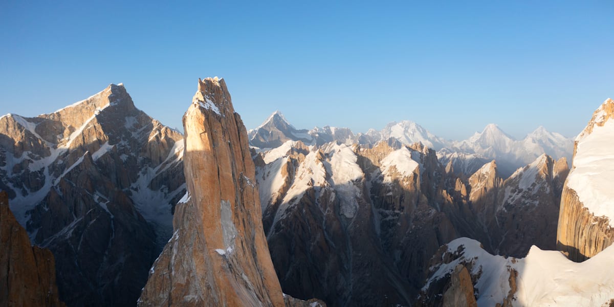 Profi-Kletterer Seb Bouin zeigt sein Können an einer 9c