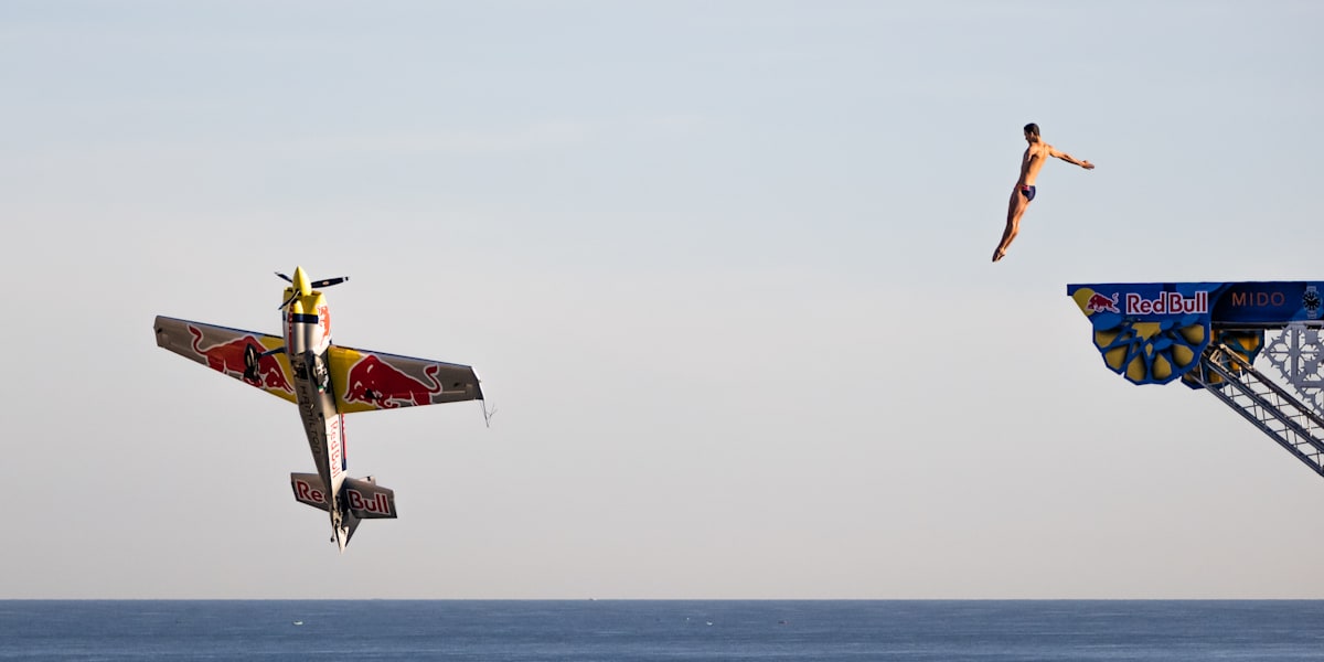 First combined aerobatic flight and cliff dive display