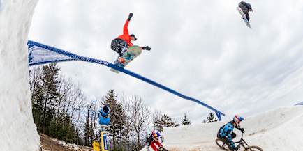 4 riders VTT et snowboard rident ensemble à Snowshoe