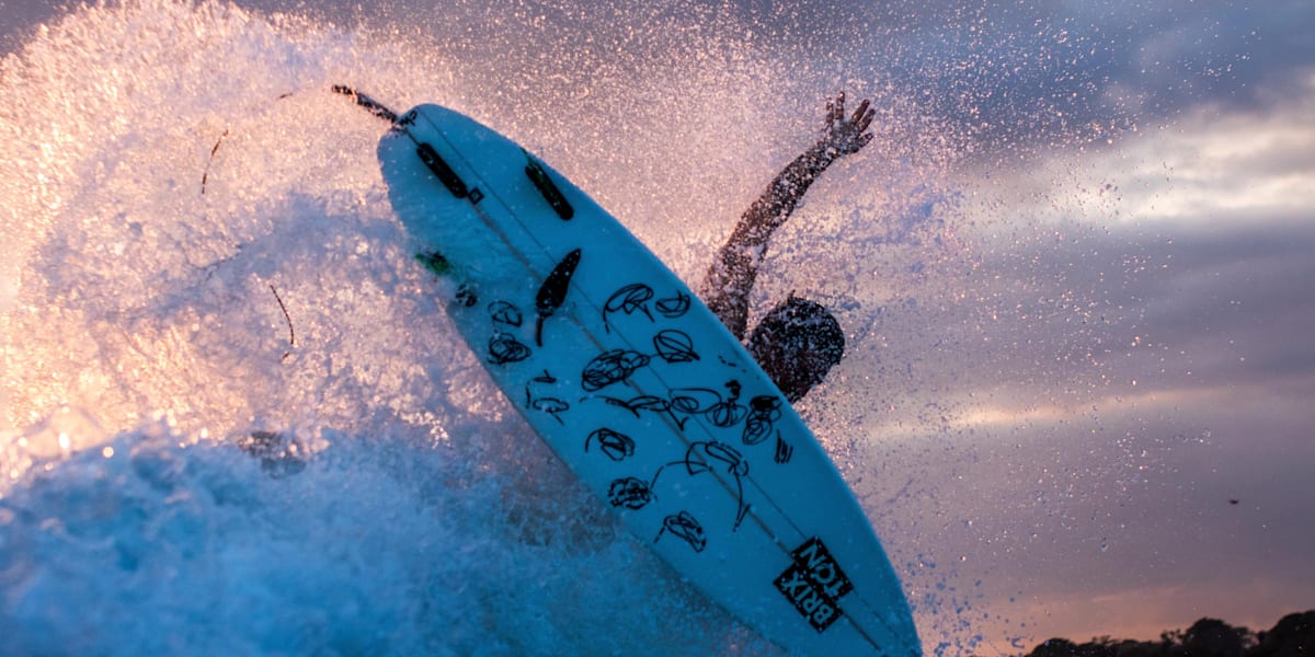 Lee Wilson en freesurf à Bali, Indonésie en vidéo! Surf