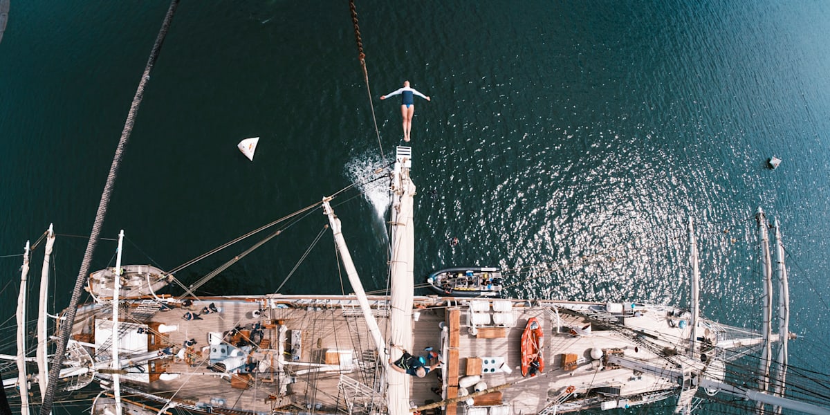 Rhiannan Iffland skacze z rei żaglowca w Oslo