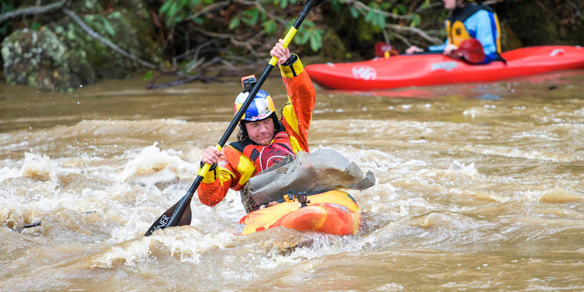 Le kayakiste Dane Jackson nettoie une rivière en groupe