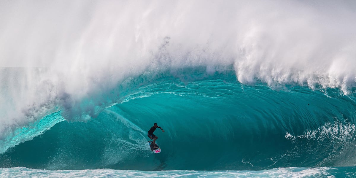 Surfing in Hawaii: Waimea Pipeline and Jaws – video