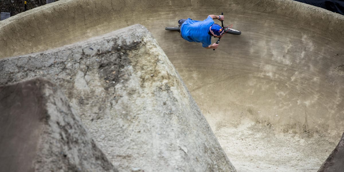 Vidéo: Kye Forte rider de BMX dirt, MTB DH et motocross