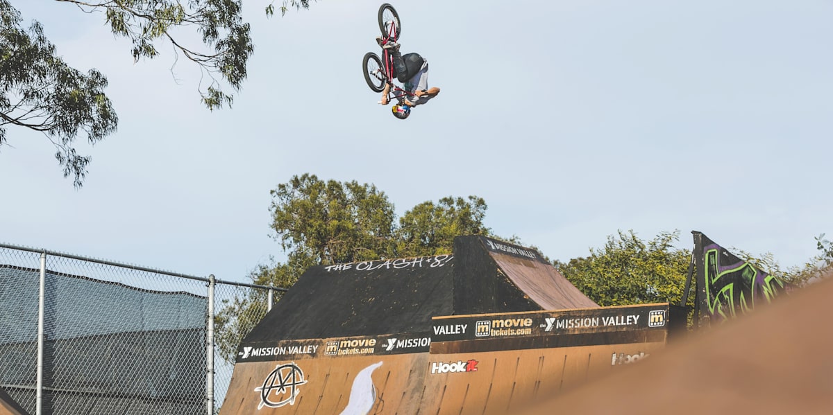 BMX Rider Daniel Sandoval zeigt neue BMX tricks
