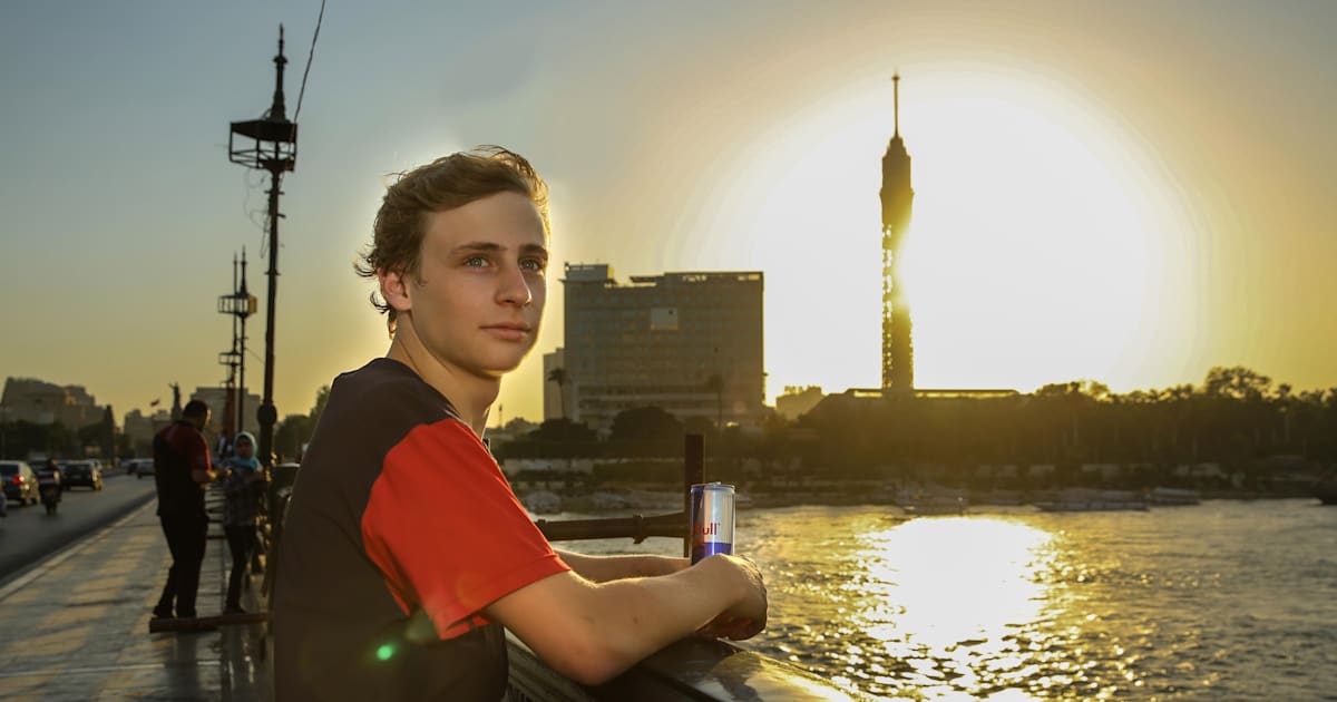 Slacklining: Alex Masson perfoming in Egypt | Red Bull
