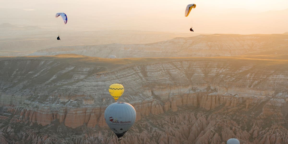 See three pilots set a paragliding record together