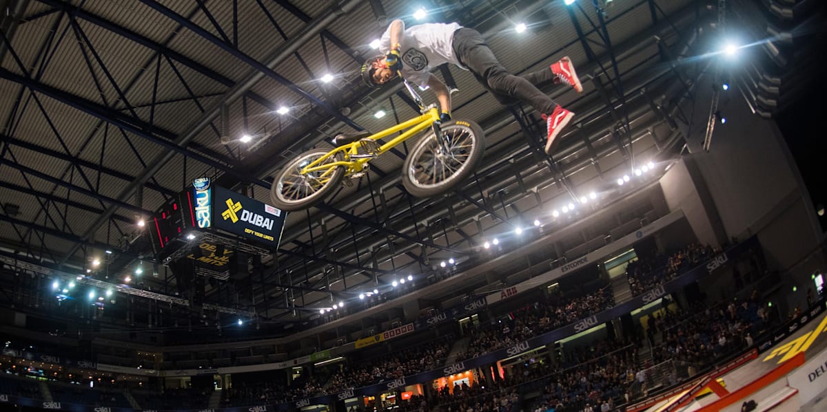 3 pilotos e muitas manobras incríveis de BMX