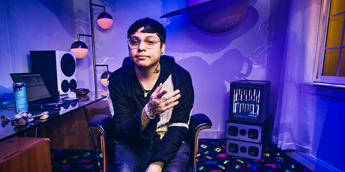 Danny Wolf – music performance: Mystery Pack S2 E4