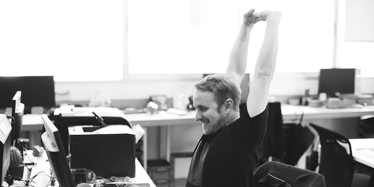 4 snadné cviky na protahování v kanceláři | RedBull.cz